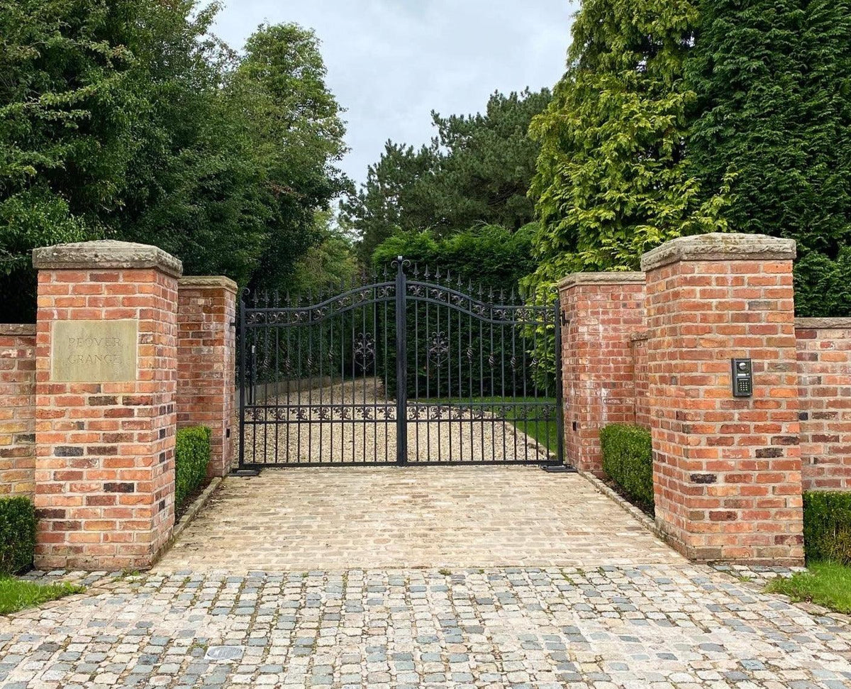 Reclaimed Brick Gate Pilar Entrance and Granite Sett Driveway ...
