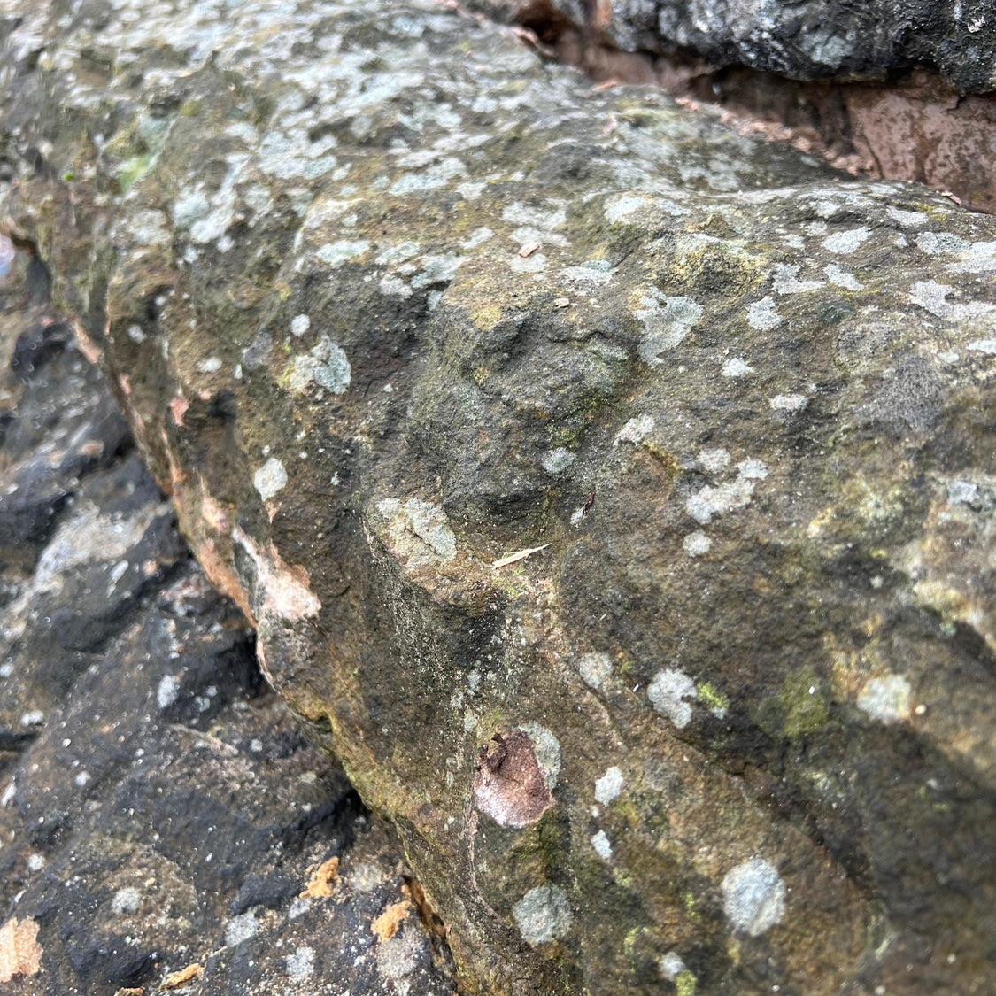 Reclaimed Natural Stone Saddle Back / Half Round Wall Coping - Job Lot ...