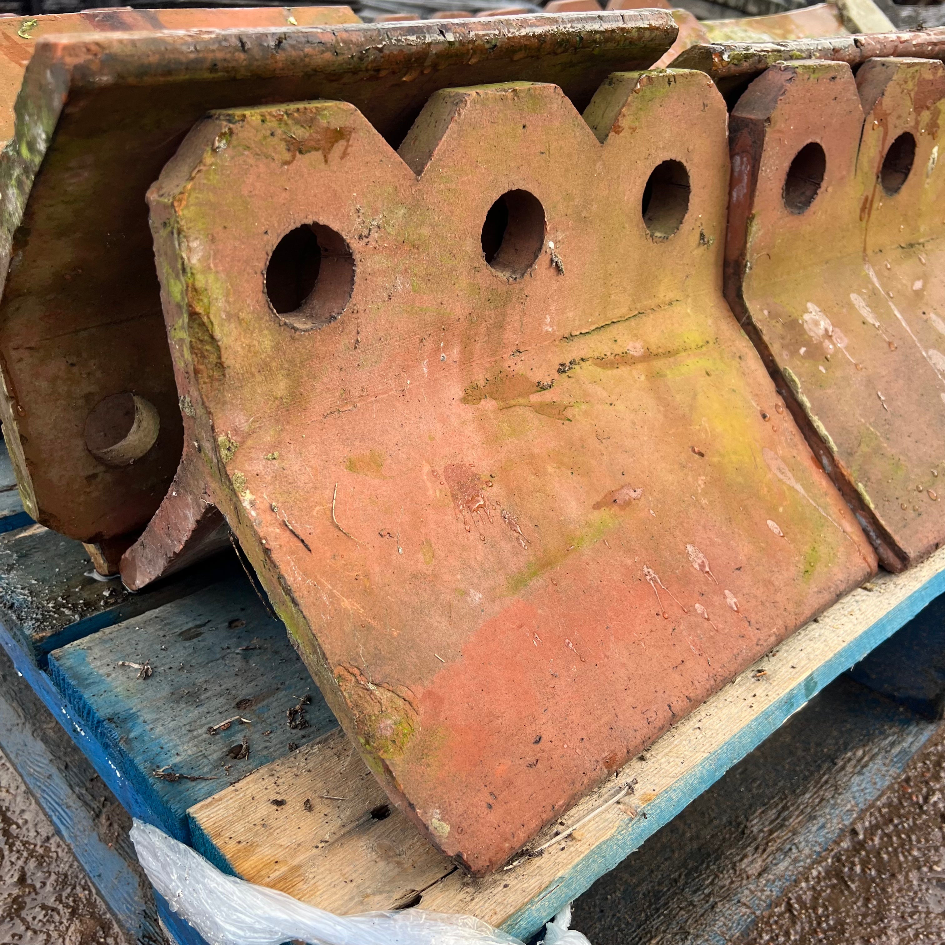 RECLAIMED RIDGE TILE - TERRACOTTA 3 HOLE CRESTED RIDGE - (Job Lot of 1 ...